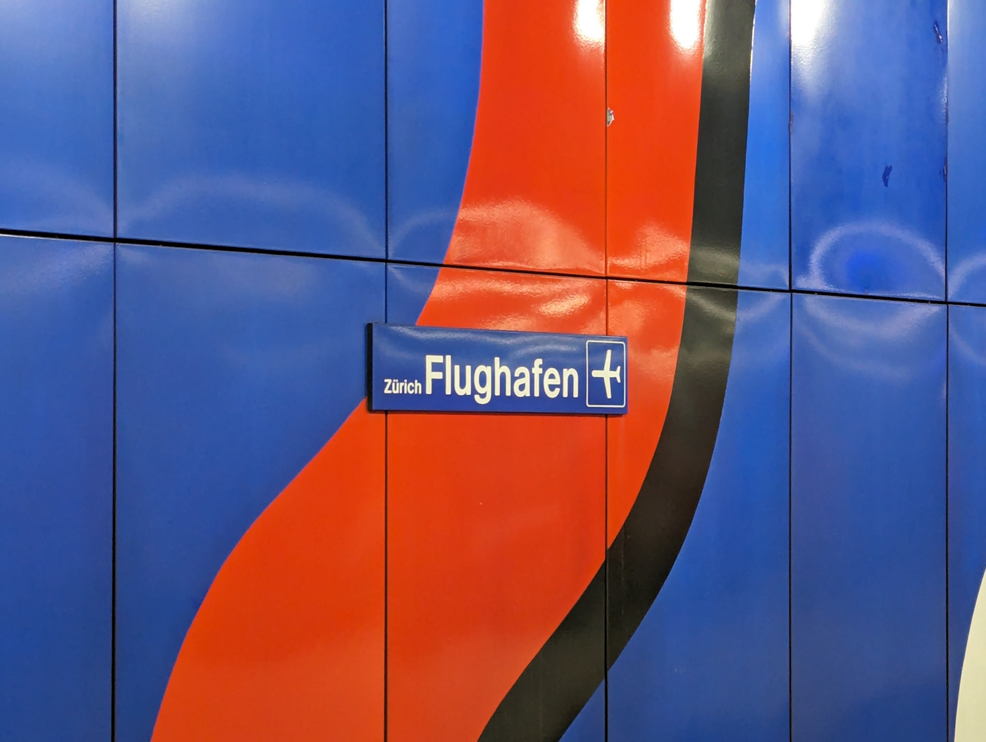 Guide: Am Flughafen Zürich von der Ankunft zum Bahnhof - No Miles, No ...